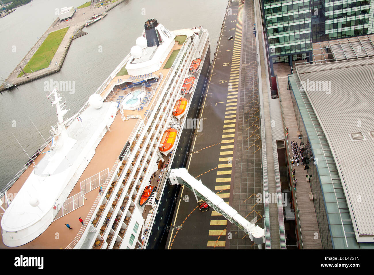 Cruise ship loading hi-res stock photography and images - Alamy