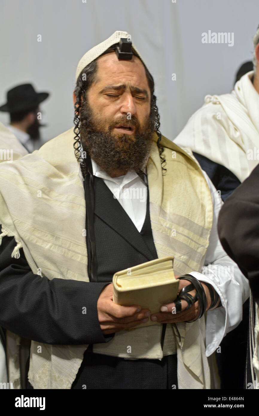 Ultra orthodox jewish man prayer hi-res stock photography and images ...