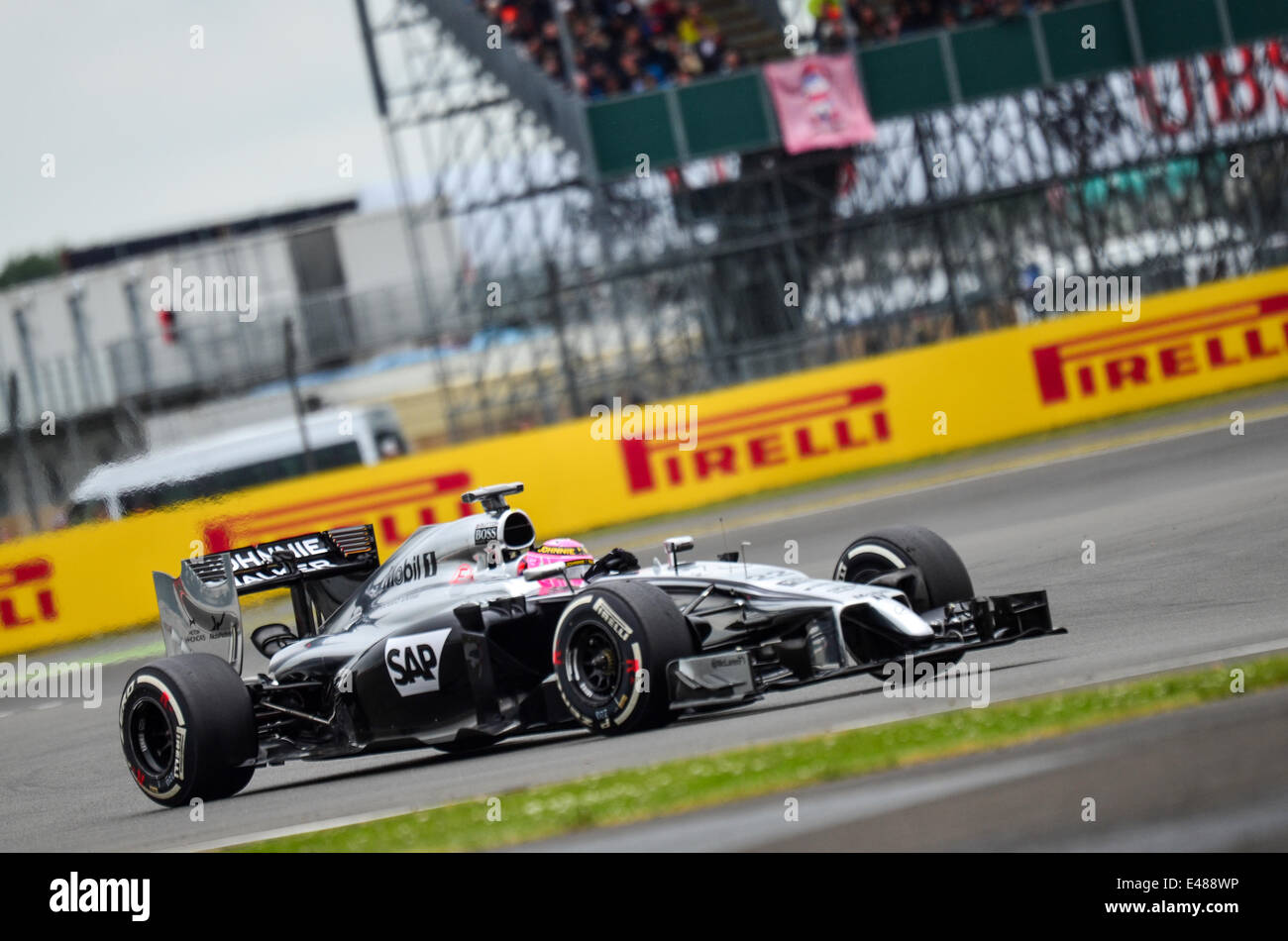 F1 pink helmet hi-res stock photography and images - Alamy