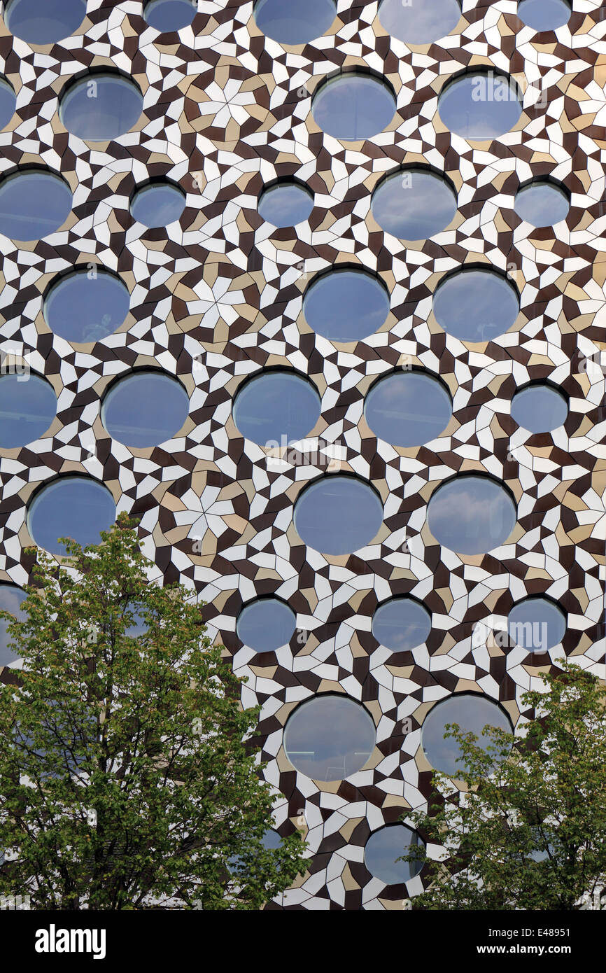 Ravensbourne College building with Cafe Rouge below. North Greenwich ...