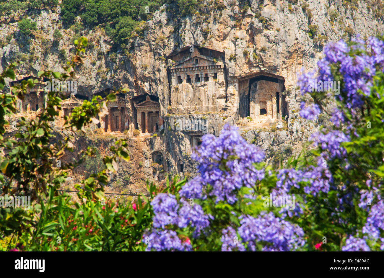 Cliff tombs hi-res stock photography and images - Alamy
