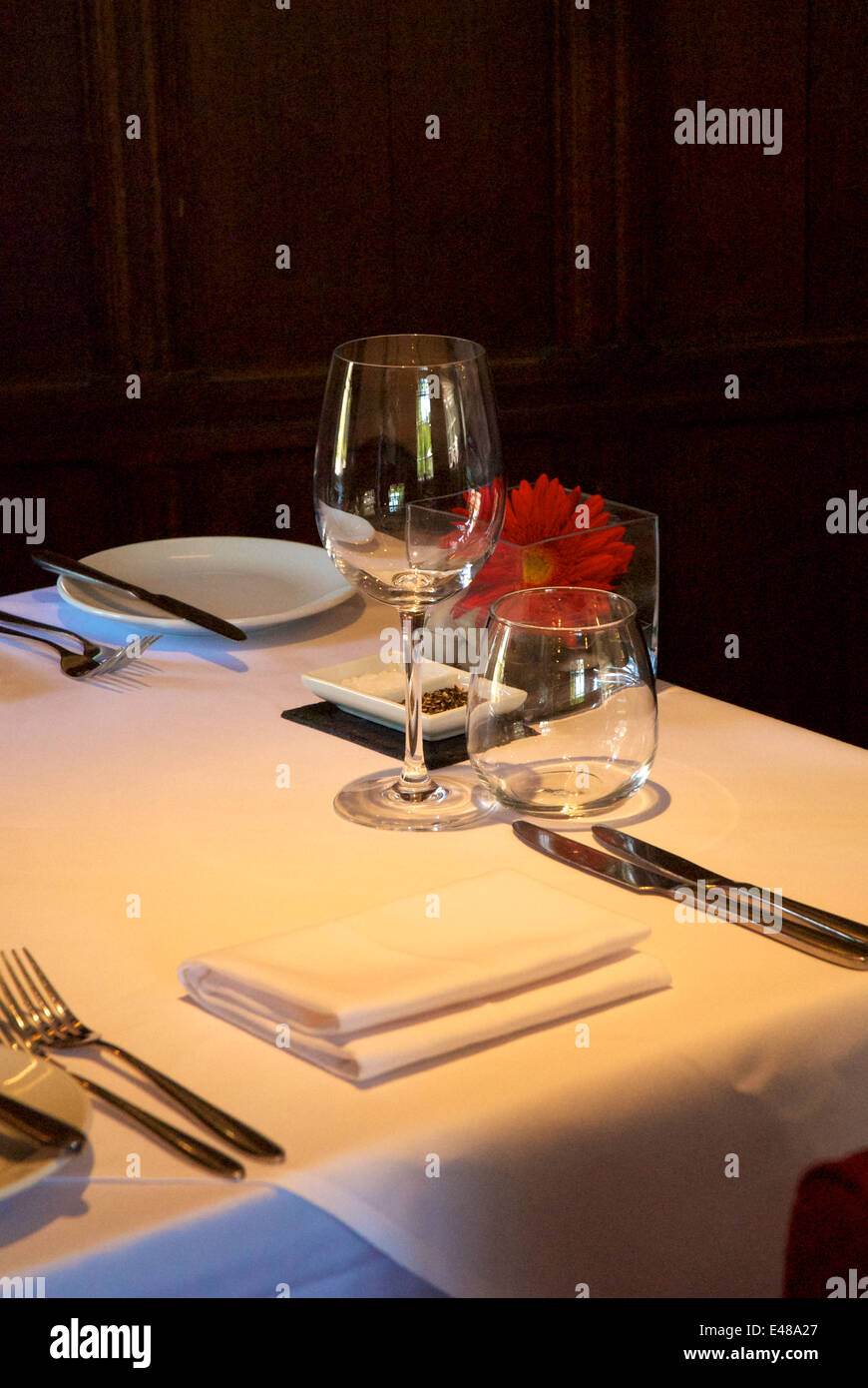 Restaurant table preparation hi-res stock photography and images - Alamy