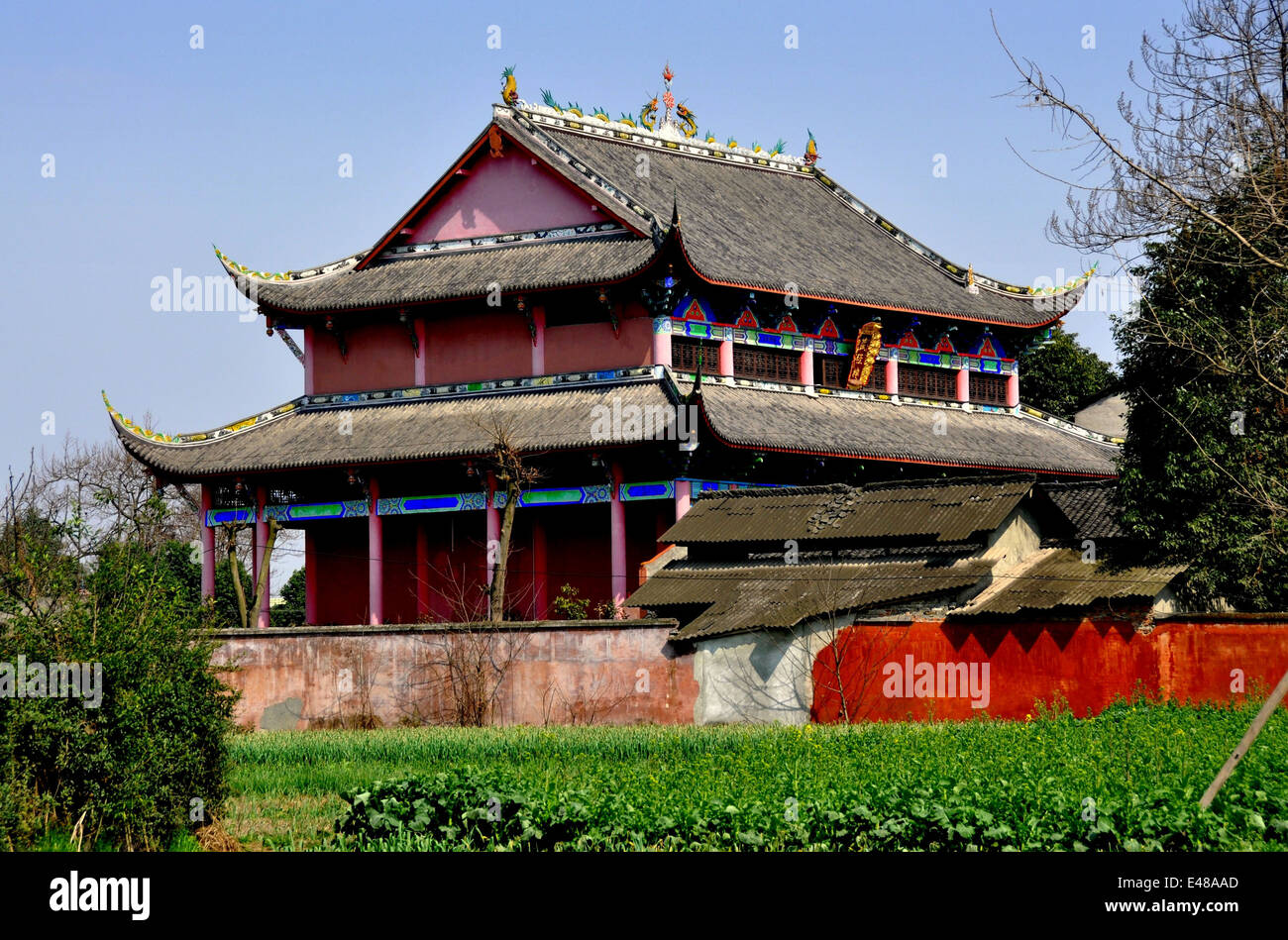 Pengzhou, China: The countryside Dong Yuan Shi Temple Stock Photo - Alamy