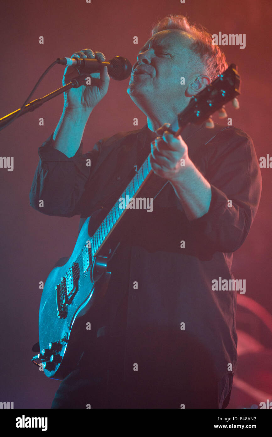 Bernard sumner 2014 hi-res stock photography and images - Alamy