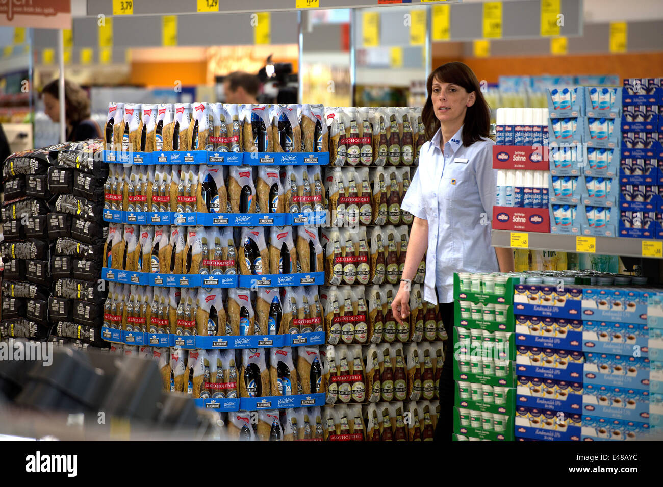 An Aldi employee in the Aldi store on Koenigsallee, the stylish fashion ...
