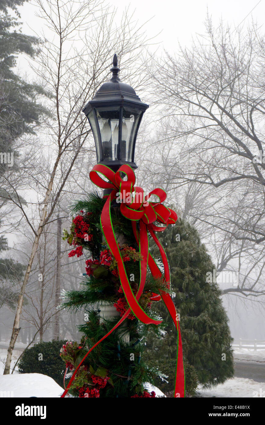 Lamp post with red bows hi-res stock photography and images - Alamy