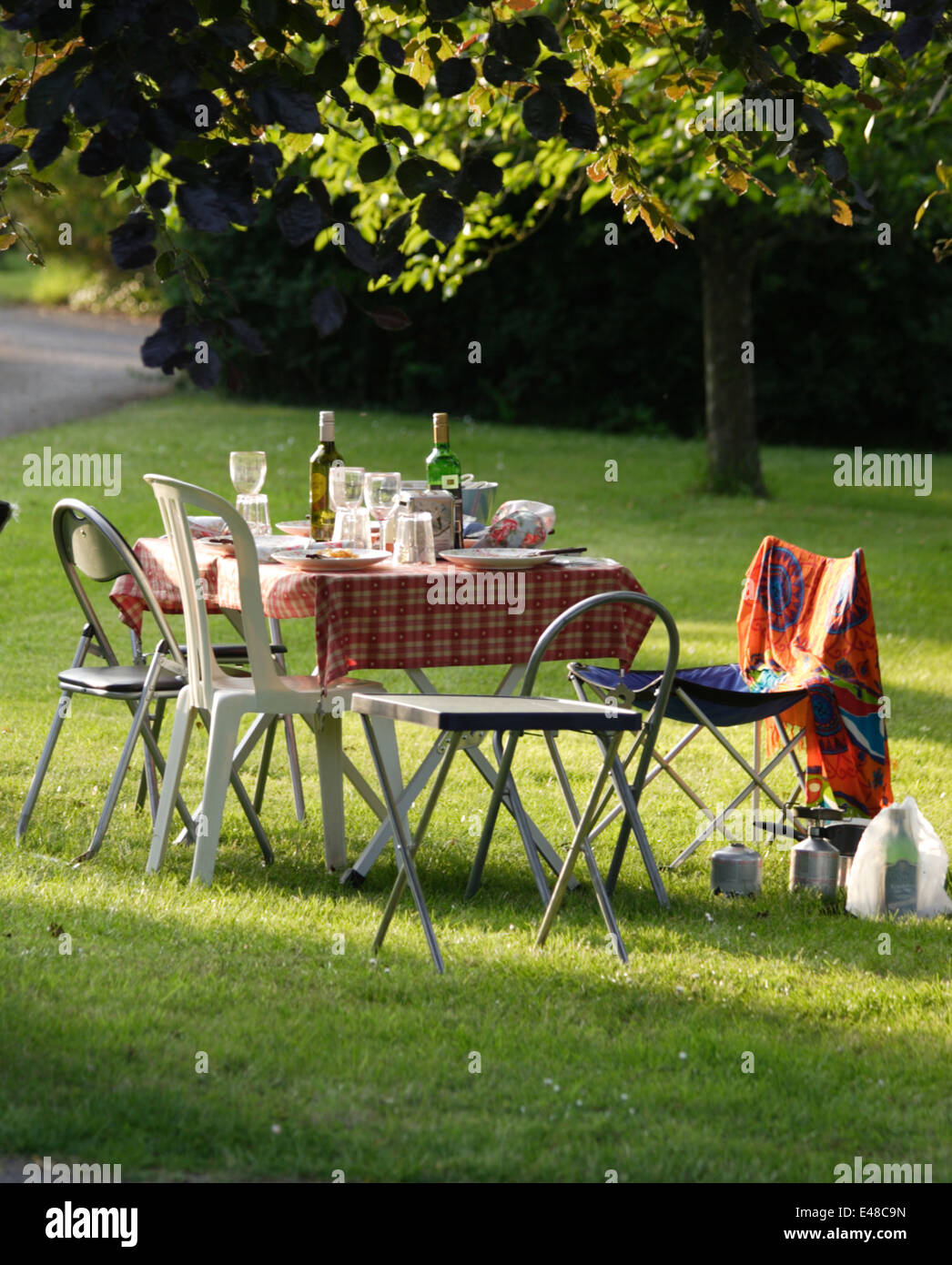 Picnic scene hi-res stock photography and images - Alamy