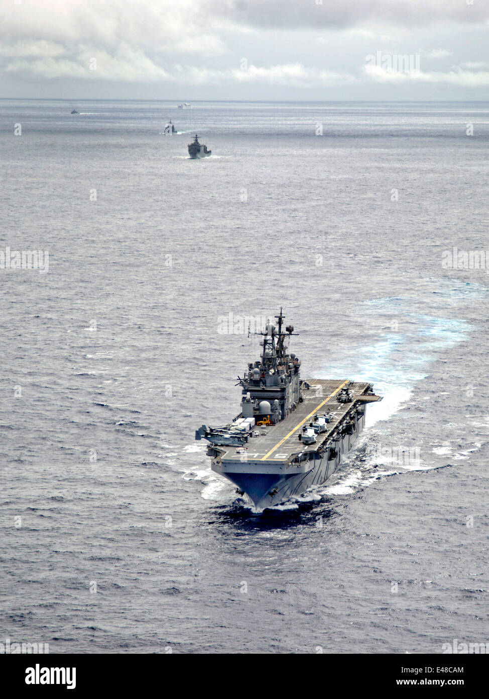 US Navy amphibious assault ship USS Peleliu steadies course while in ...