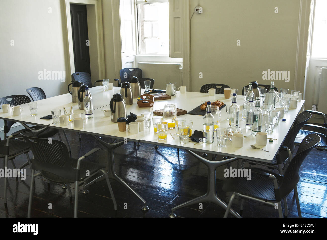 Untidy office hi-res stock photography and images - Alamy