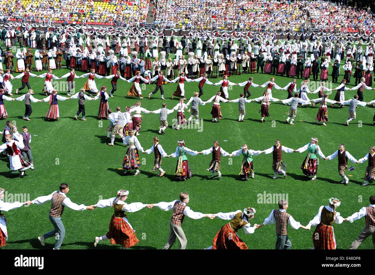 (140705) -- VILNIUS, July 5 (Xinhua) -- People perform for Dance Day ...