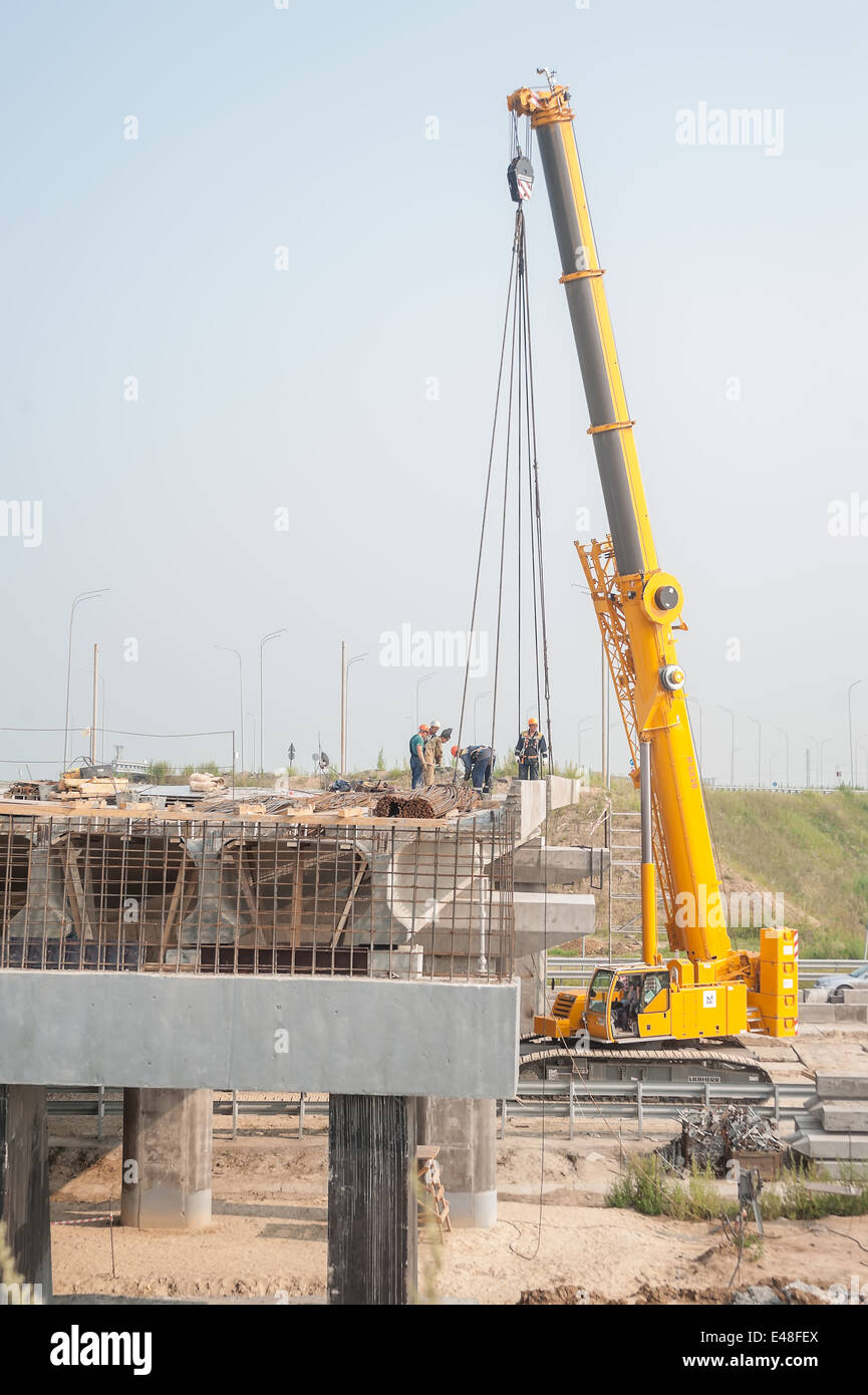 Mounting of bridge span Stock Photo - Alamy