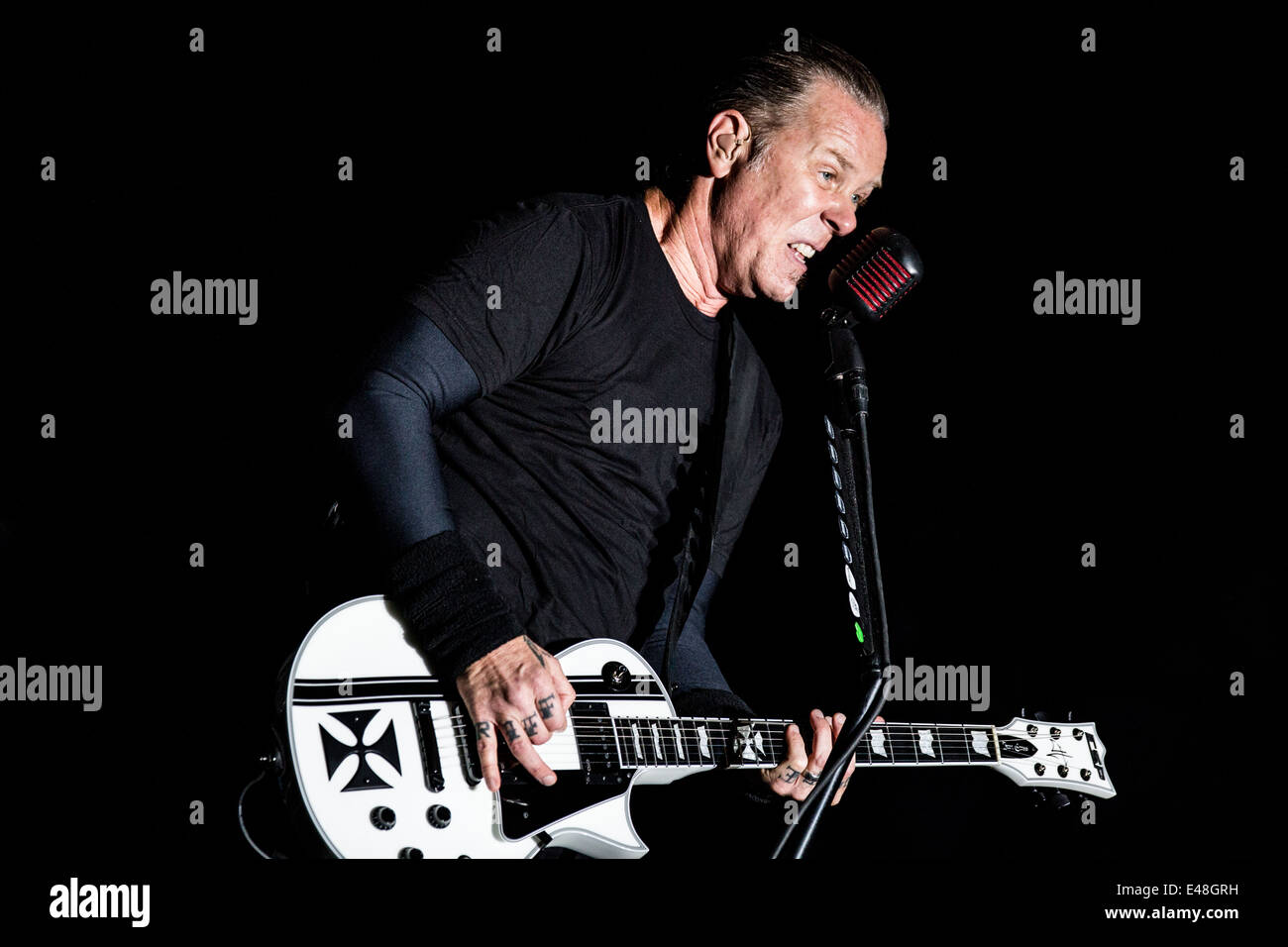 James hetfield metallica concert hi-res stock photography and images ...