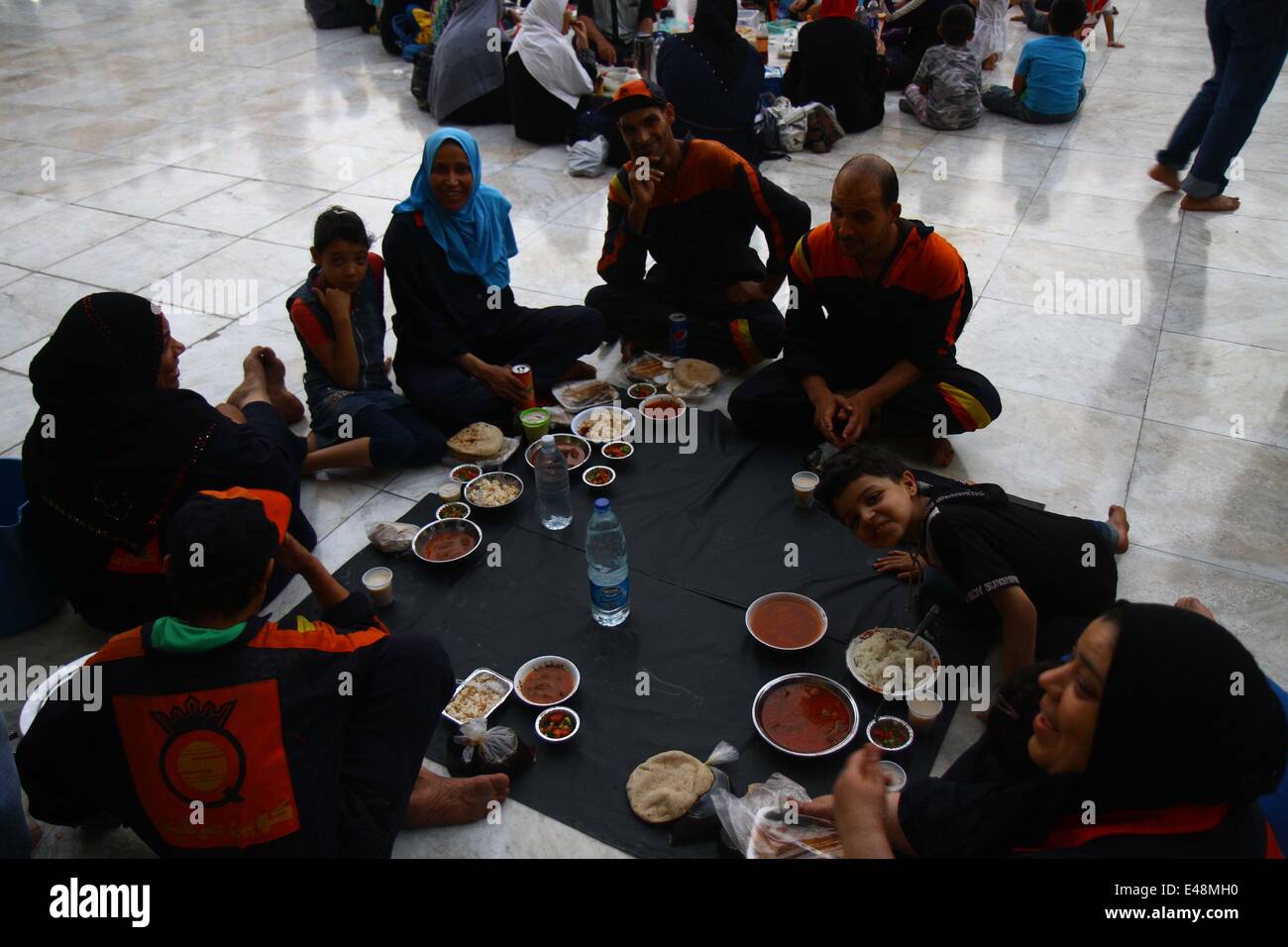 (140706) -- CAIRO, Julu 6, 2014 (Xinhua) -- Egyptian Muslims wait to ...