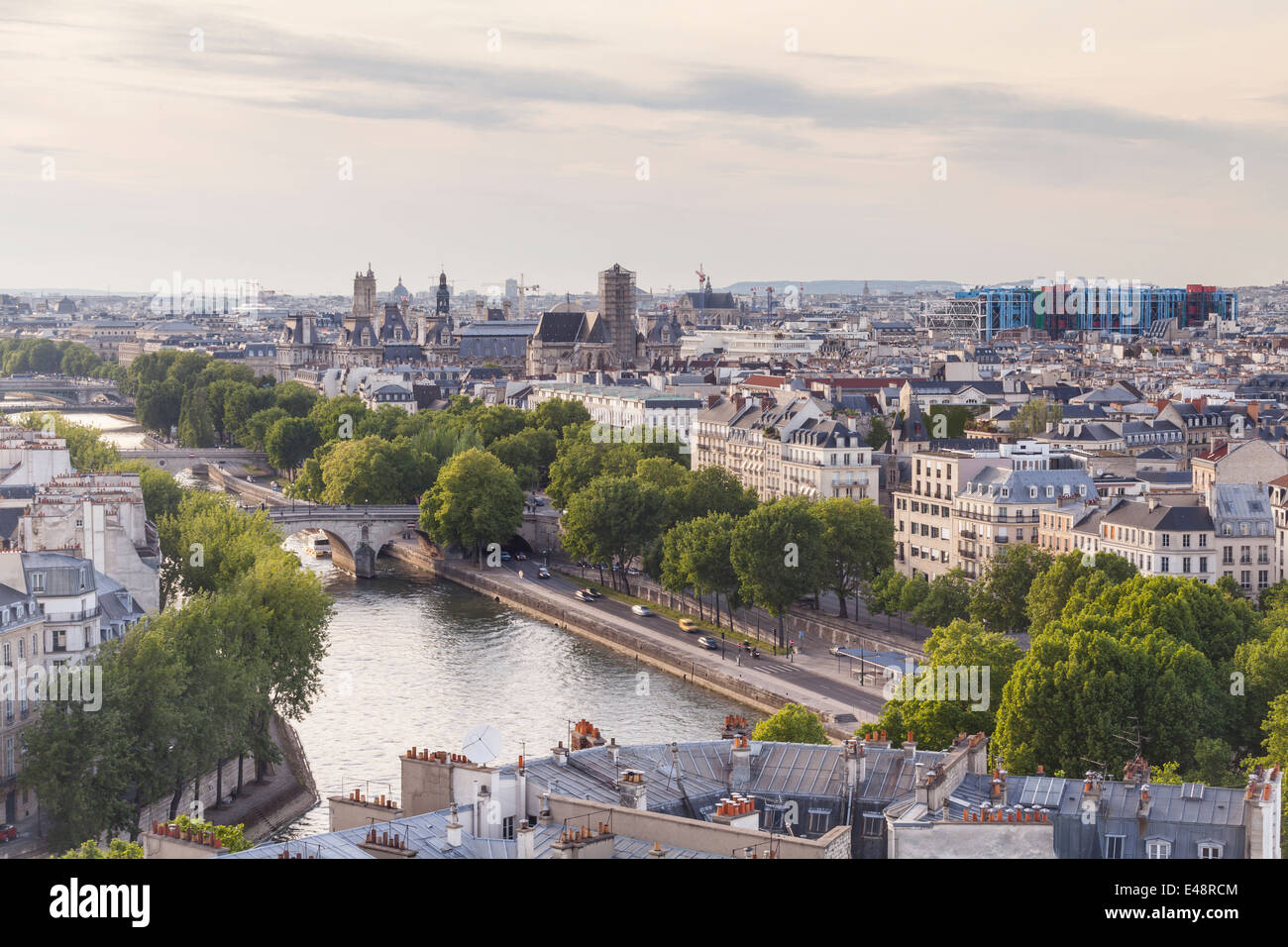 Paris rooftops hi-res stock photography and images - Alamy