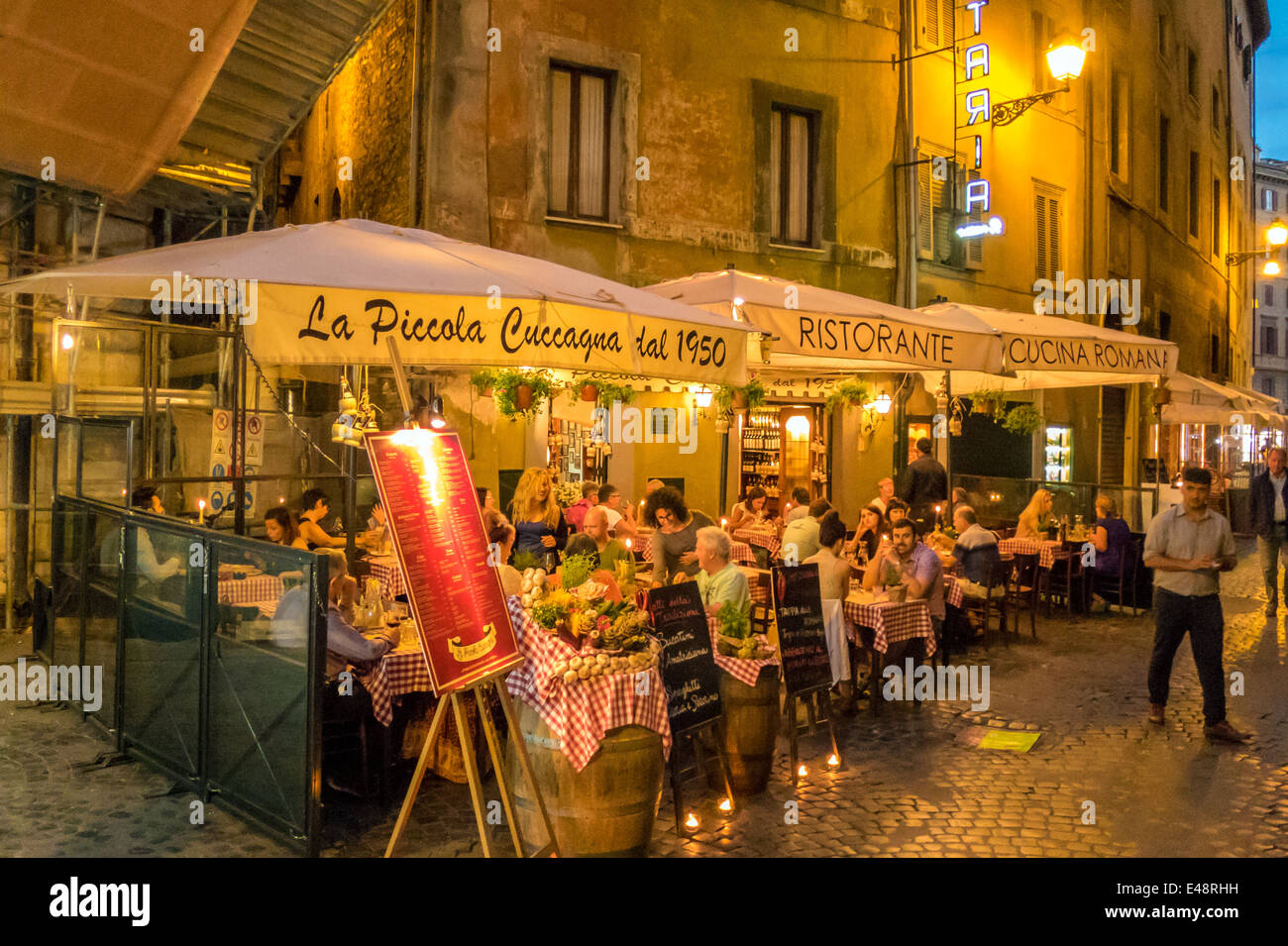 Outdoor restaurants in a cobbled street in Rome Stock Photo - Alamy