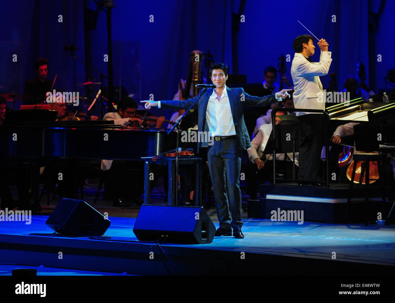 Chinese american singer hi-res stock photography and images - Alamy