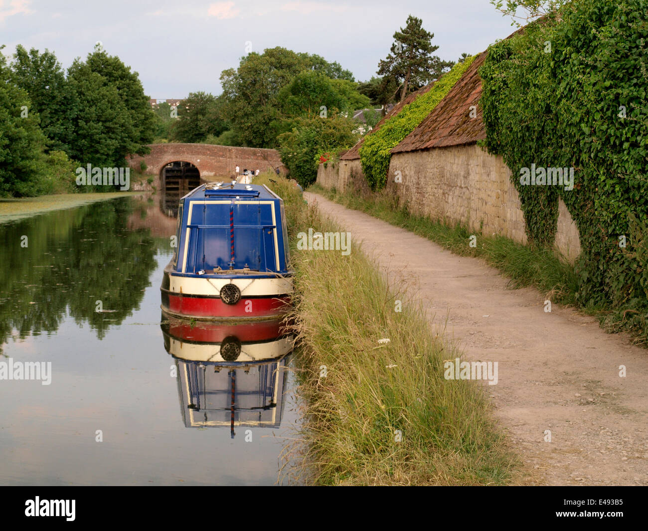Kennet and avon canal towpath hi-res stock photography and images - Alamy