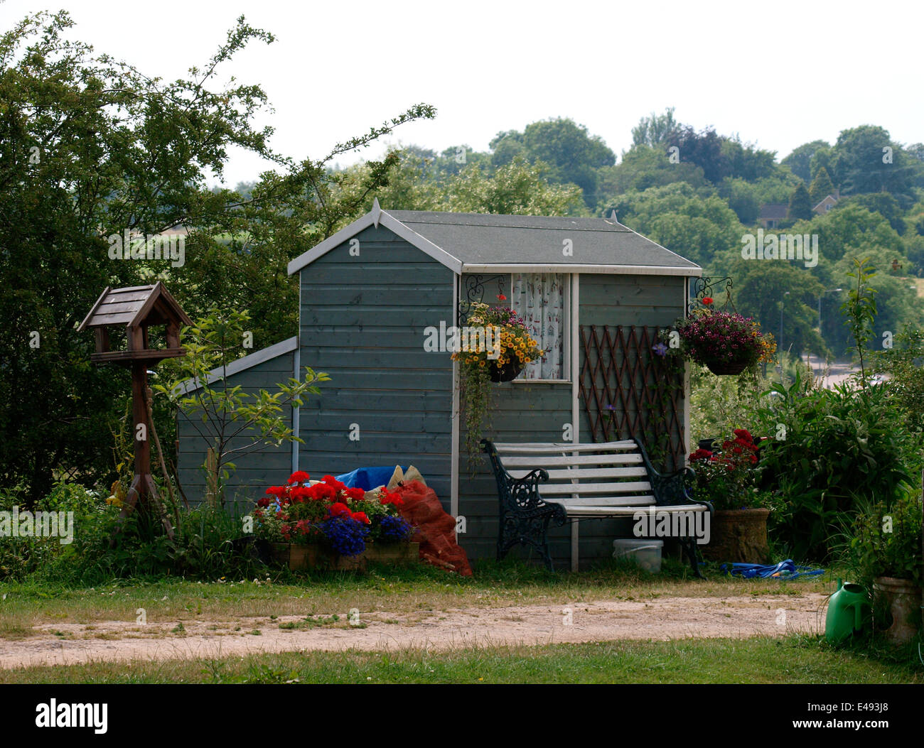 Hanging baskets garden uk hi-res stock photography and images - Alamy