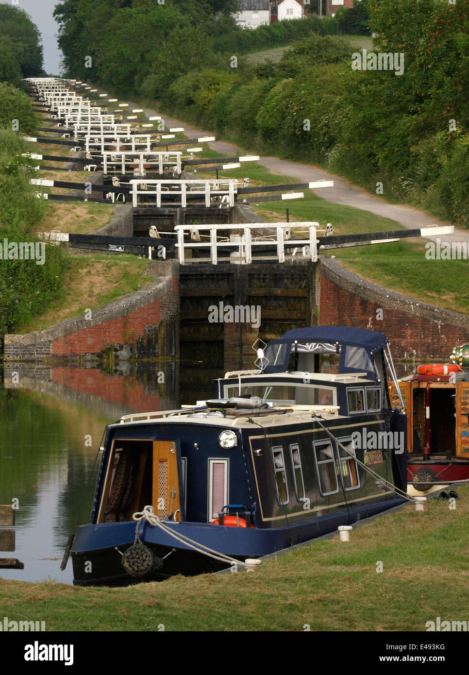 Caen Hill Locks on the Kennet and Avon Canal, Devizes, Wiltshire, UK ...