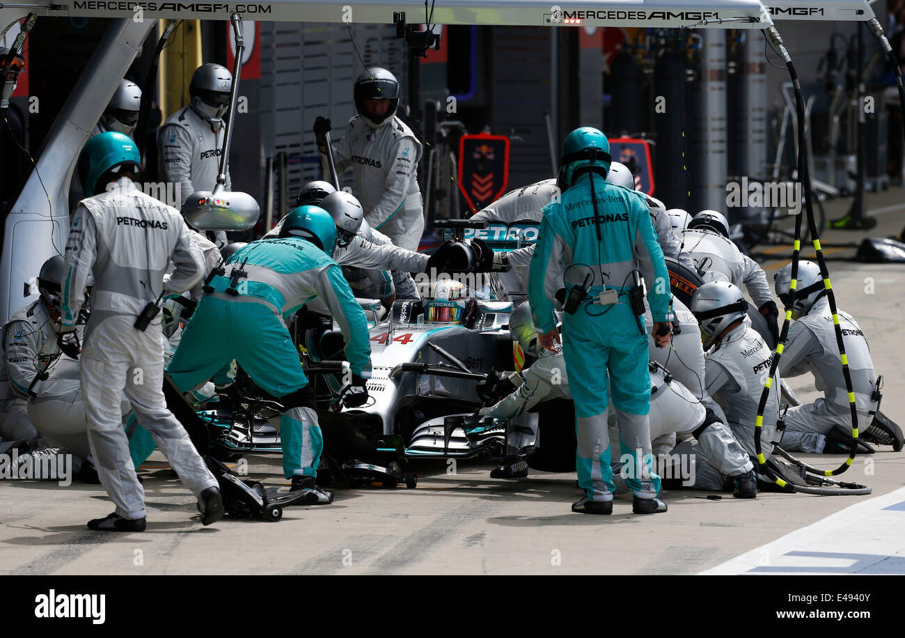 Mercedes formula one pit crew hi-res stock photography and images - Alamy