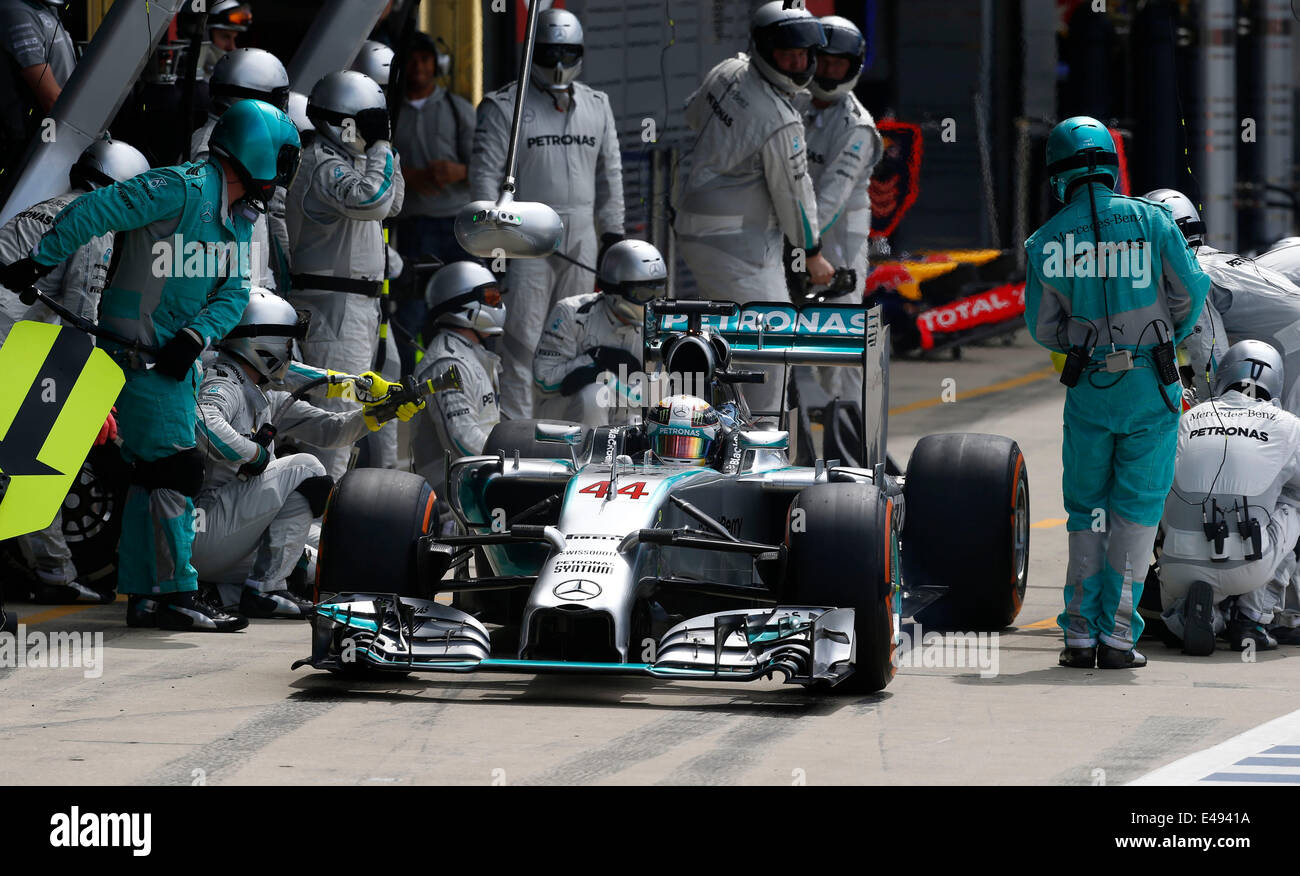 Mercedes formula one pit crew hi-res stock photography and images - Alamy