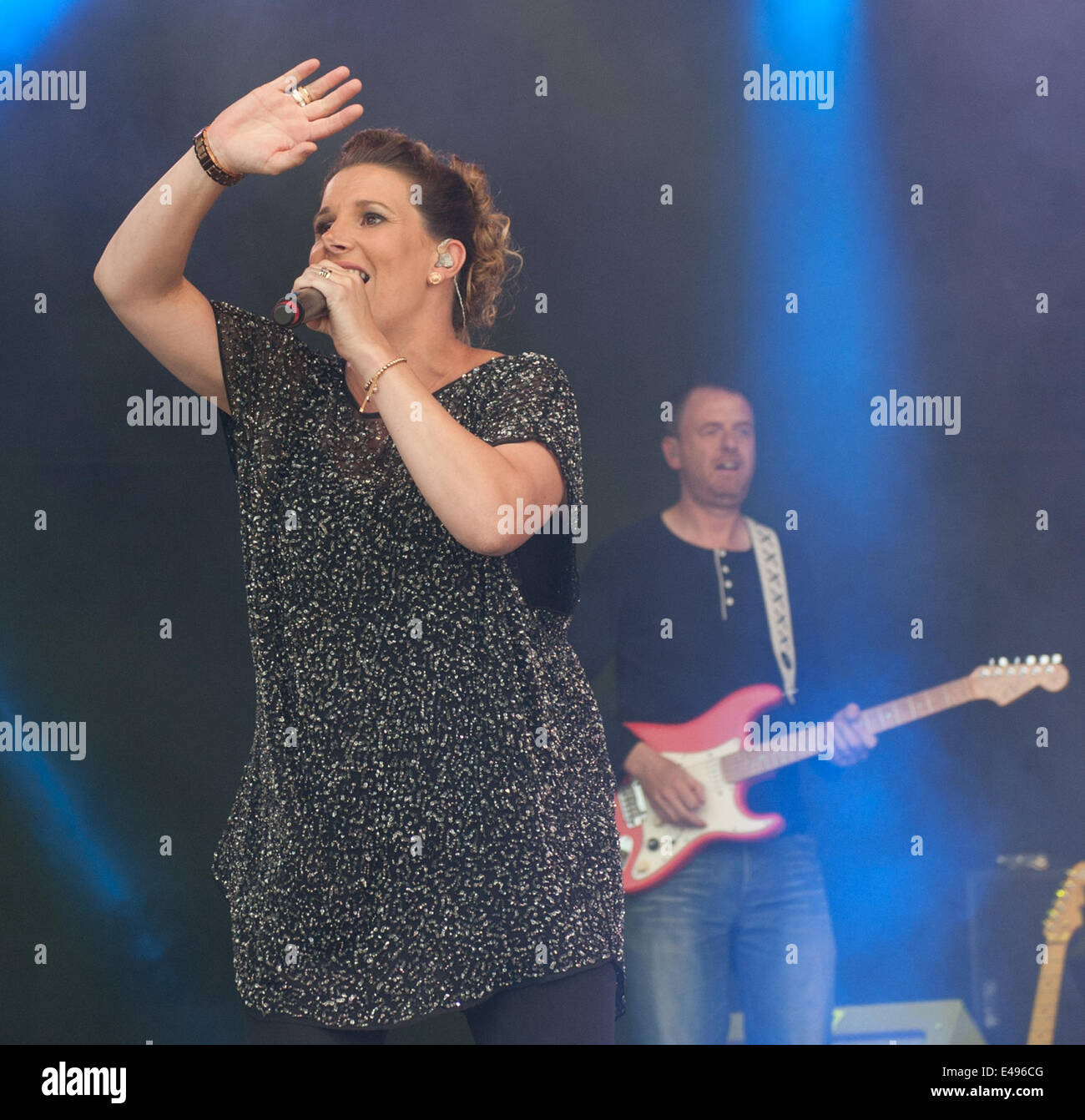 Sam on stage hi-res stock photography and images - Alamy