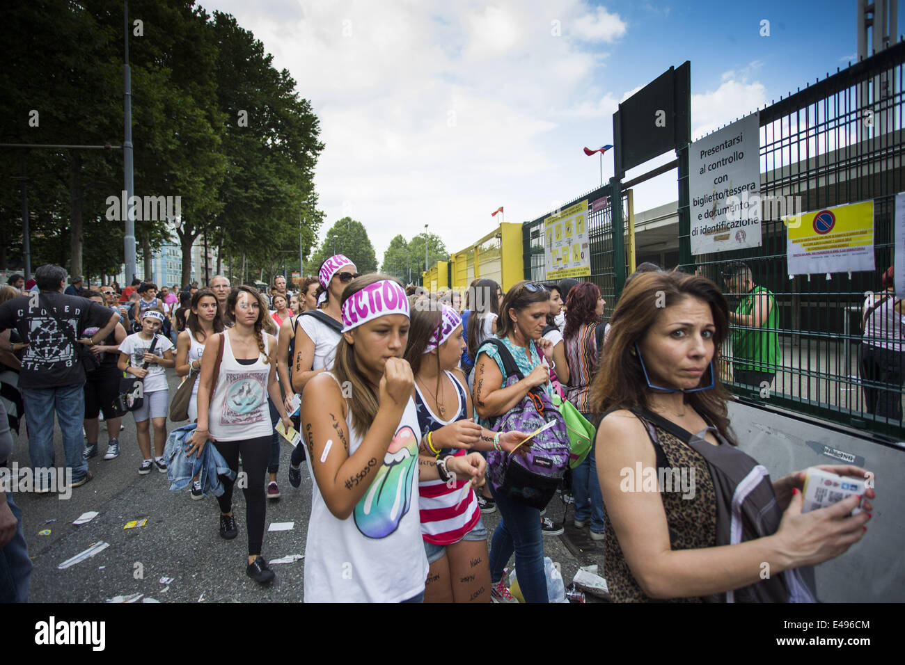 One direction concert and fans hi-res stock photography and images - Alamy