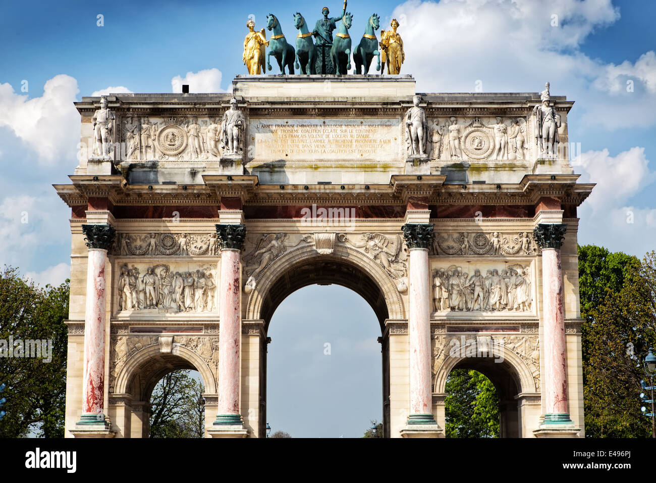 Cityscape traffic on triumph square hi-res stock photography and images ...
