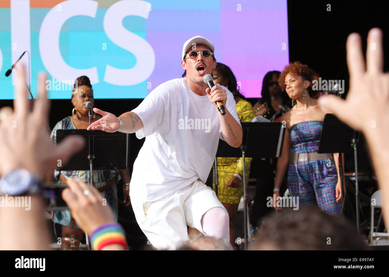 Summerstage concert audience hi-res stock photography and images - Alamy