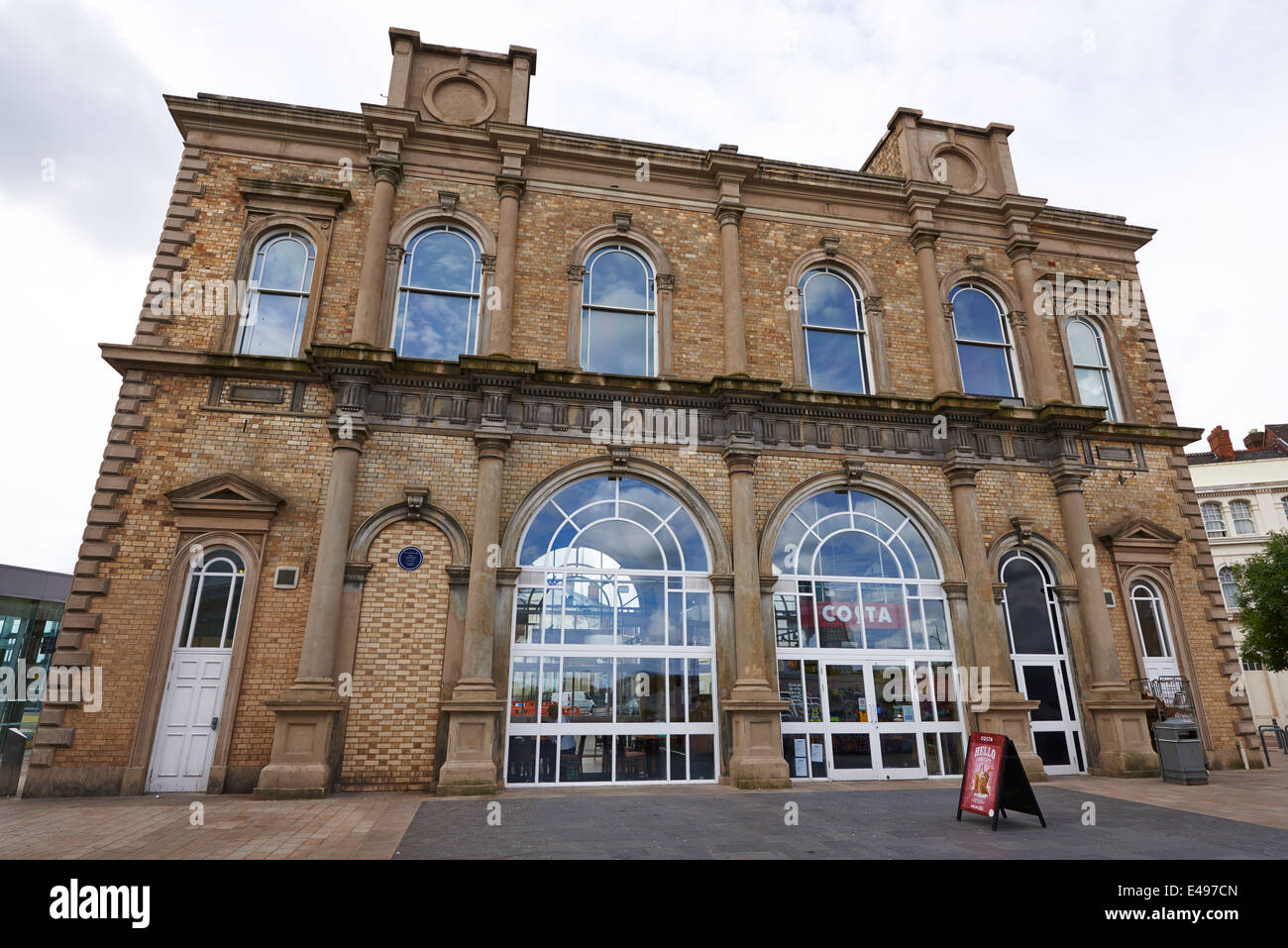 Wolverhampton railway station hi-res stock photography and images - Alamy