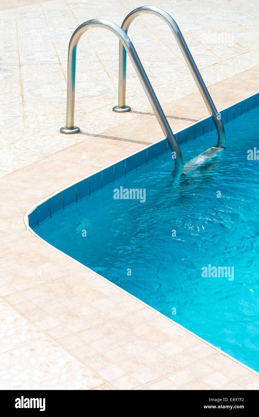 Holiday at a swimming pool in the sun Stock Photo - Alamy