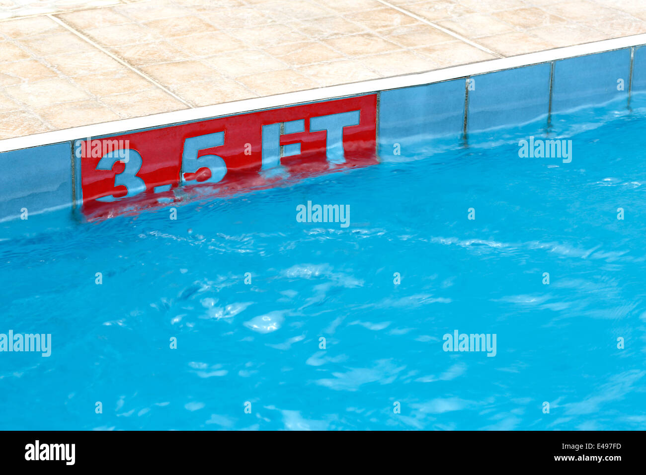 Kids at the pool hi-res stock photography and images - Alamy