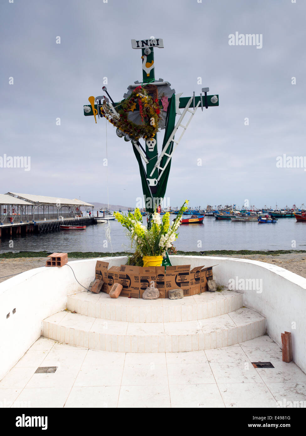 Cross - Paracas, Peru [religious objects] Stock Photo - Alamy