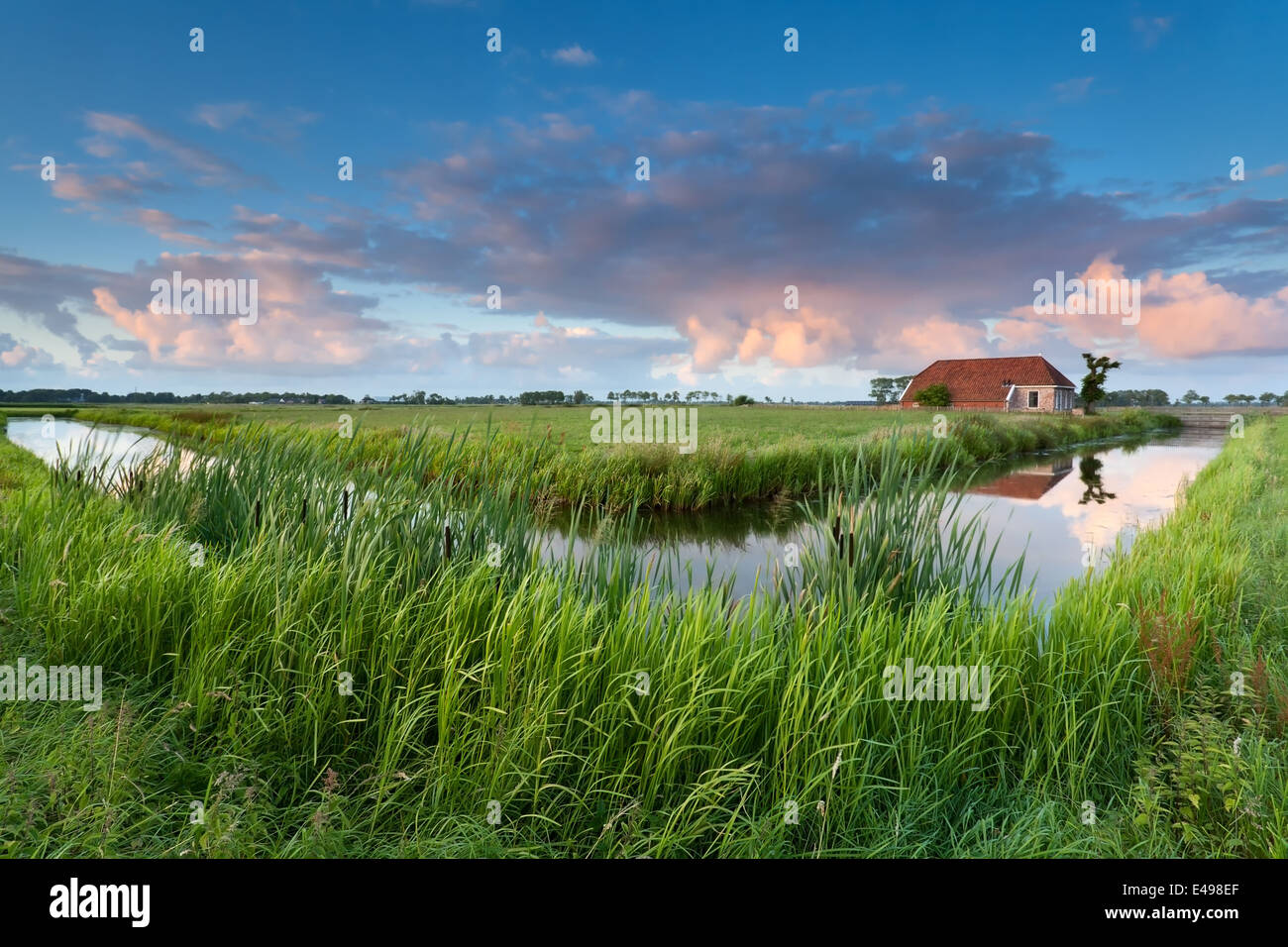 Farmhouse at sunset hi-res stock photography and images - Alamy