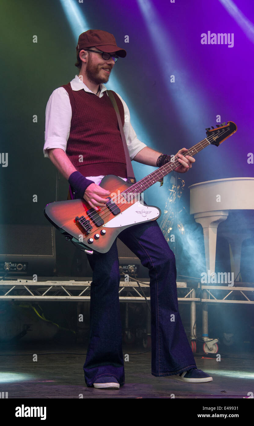 Live performance scouting for girls hi-res stock photography and images ...