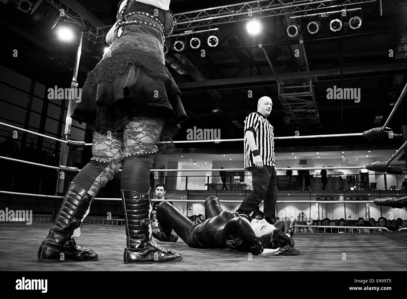 Woman wrestling Black and White Stock Photos & Images - Alamy