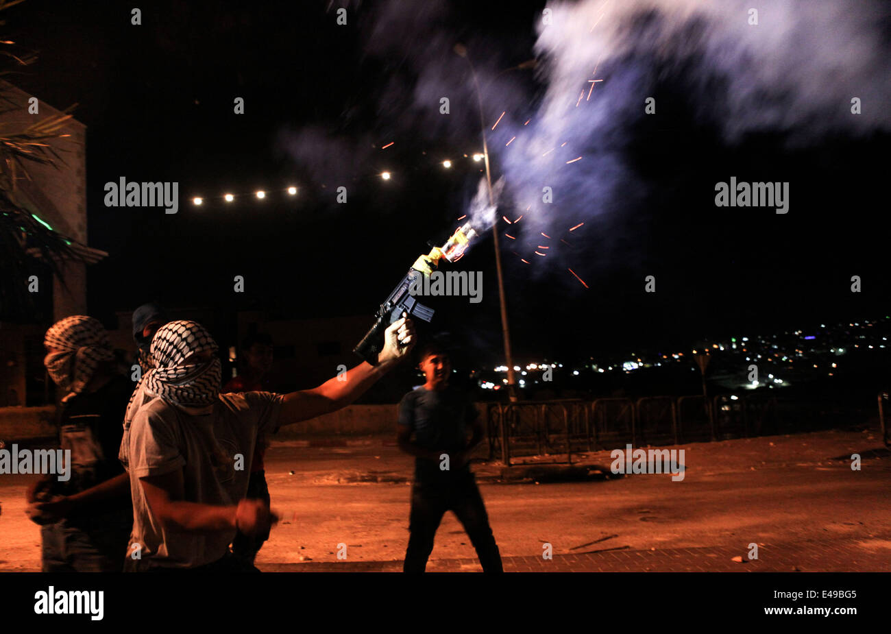 Al-Ram, West Bank, Palestinian Territory. 7th July, 2014. A Palestinian ...