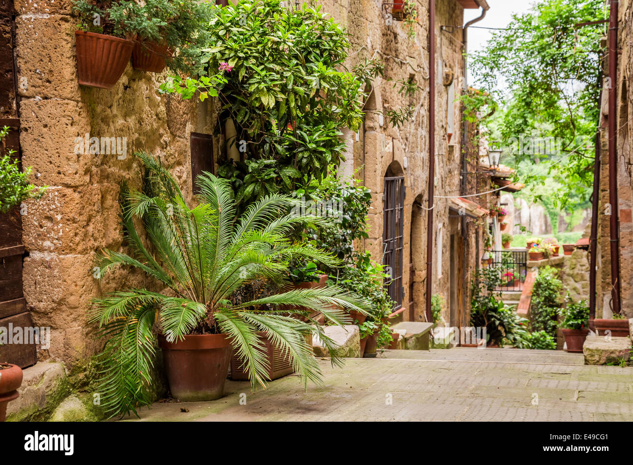 Old street scene in tuscan village hi-res stock photography and images ...