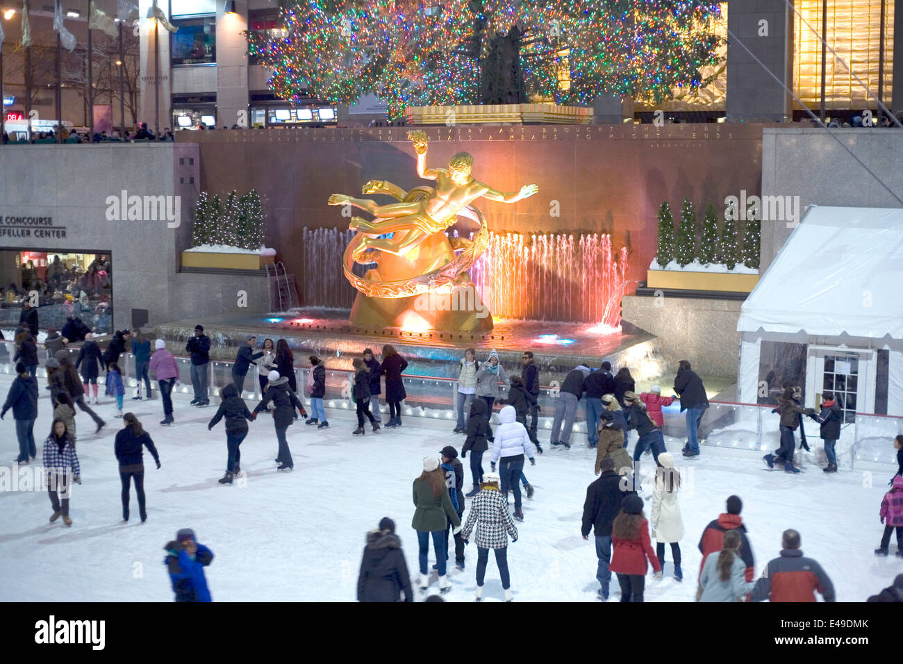 NEW YORK, NEW YORK - DECEMBER 24: Rockefeller Center skating rink ...