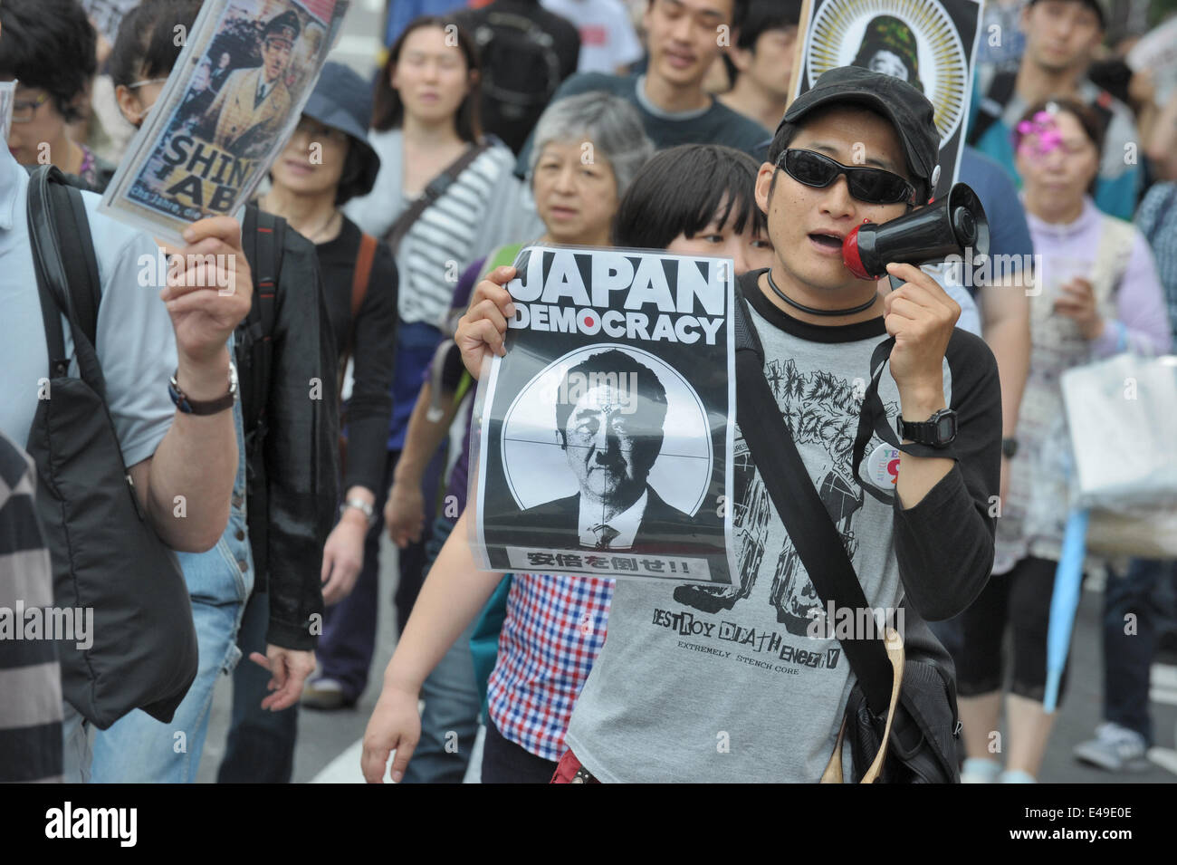 Protest against the Abe Cabinet's new interpretation of Japan's ...