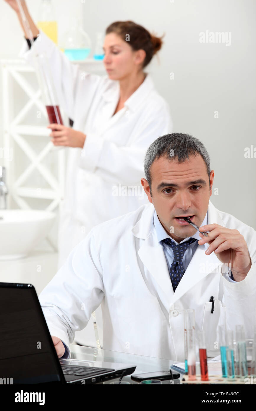 Physicist lab hi-res stock photography and images - Alamy