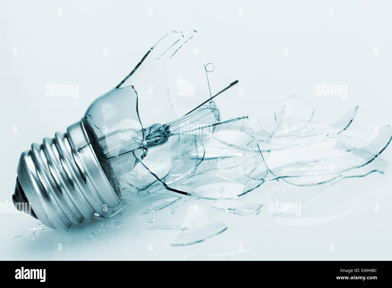 The broken bulb Stock Photo - Alamy