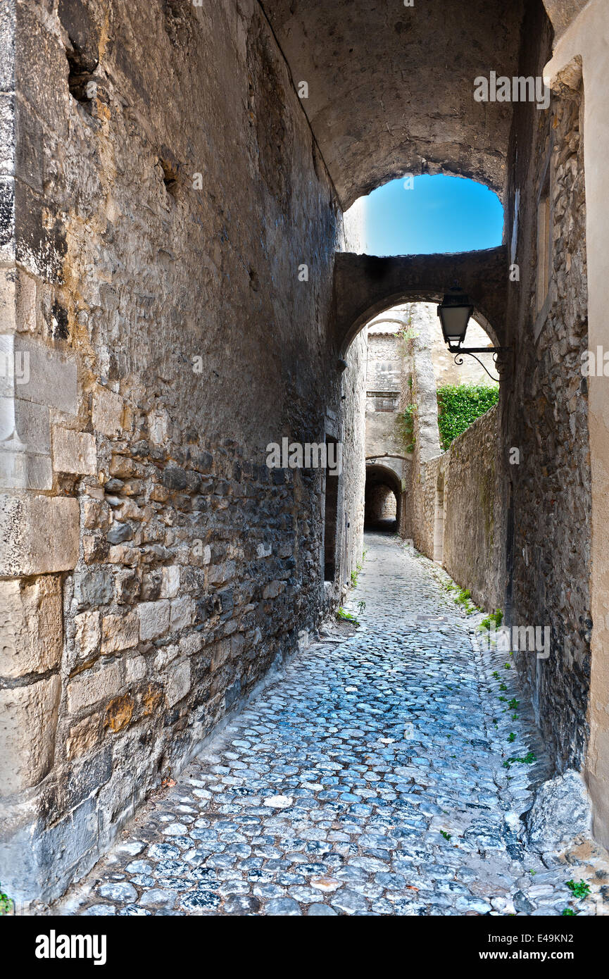 Narrow medieval cobbled alley hi-res stock photography and images - Alamy