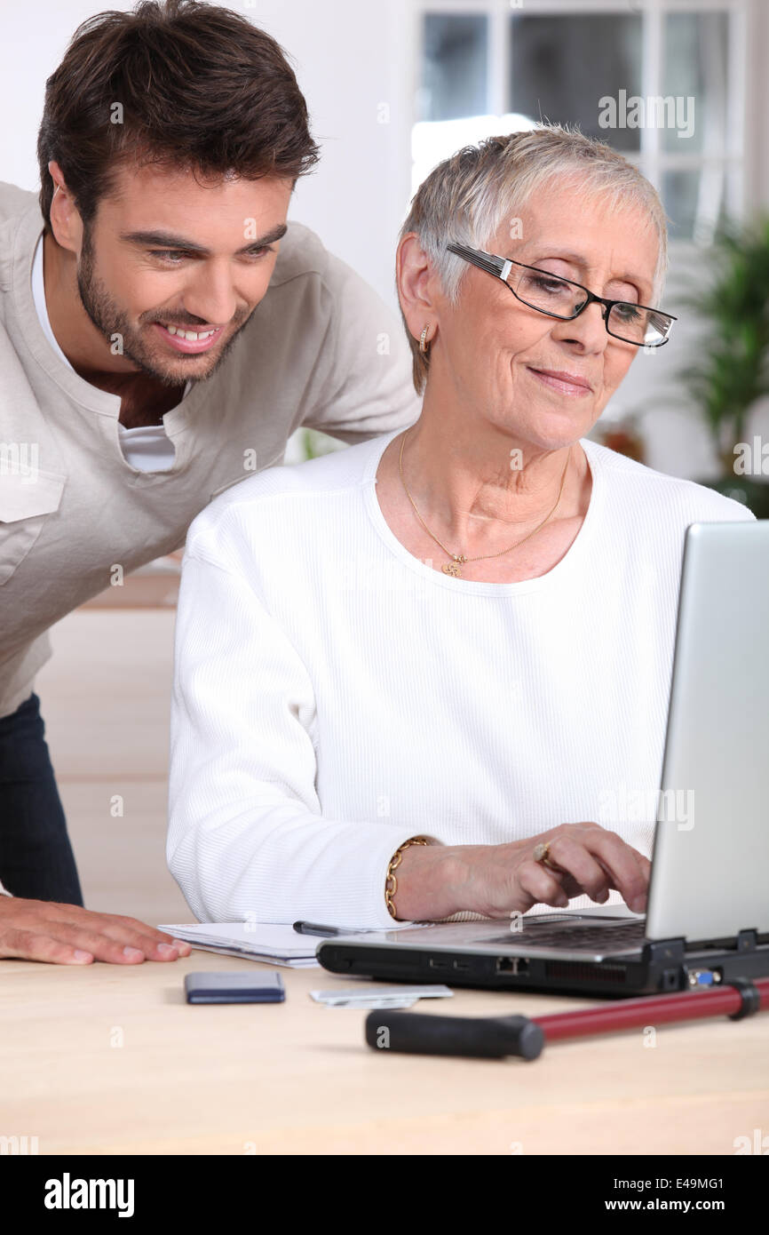 Man helping old lady computer hi-res stock photography and images - Alamy