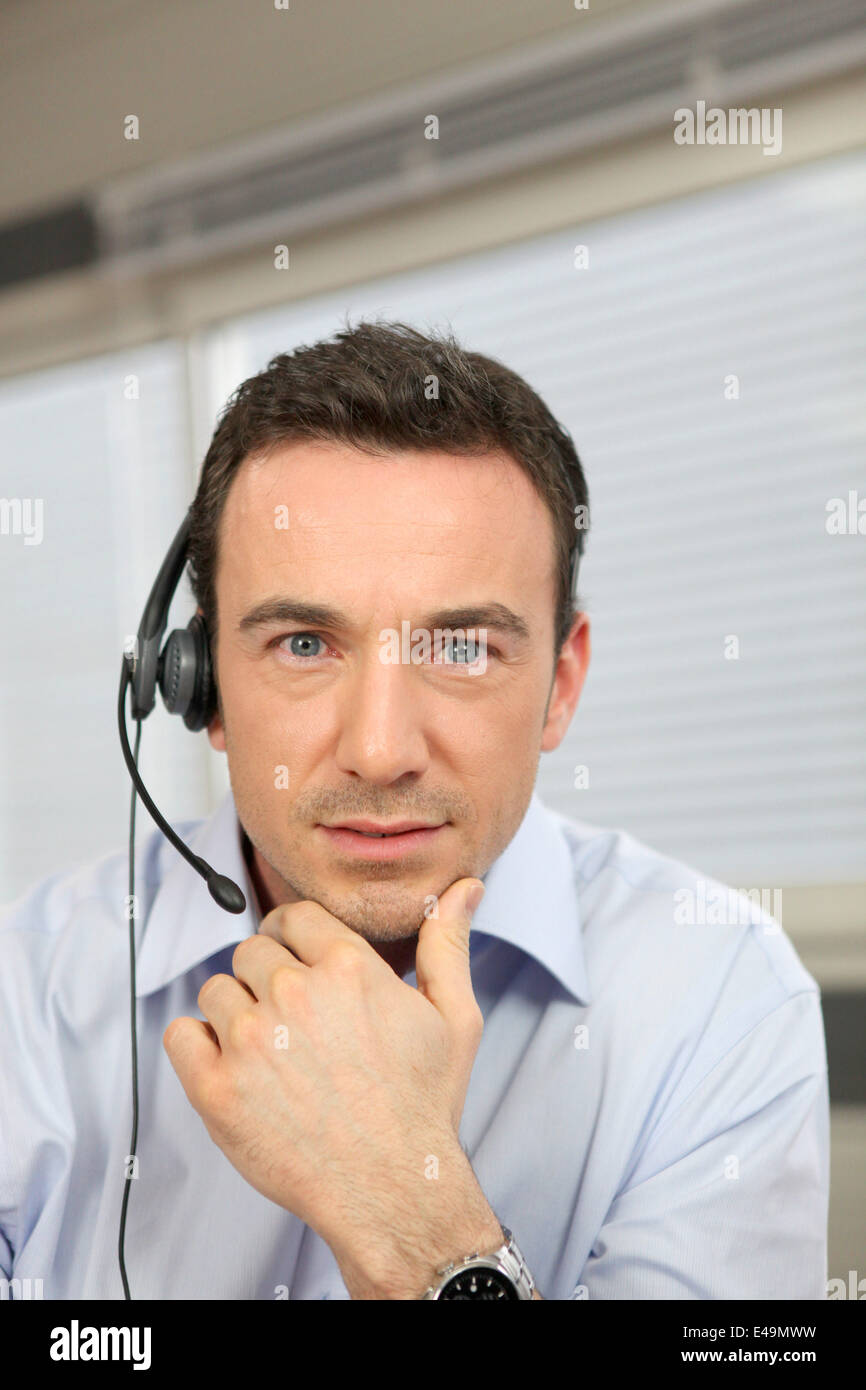 Operator working in help desk Stock Photo - Alamy