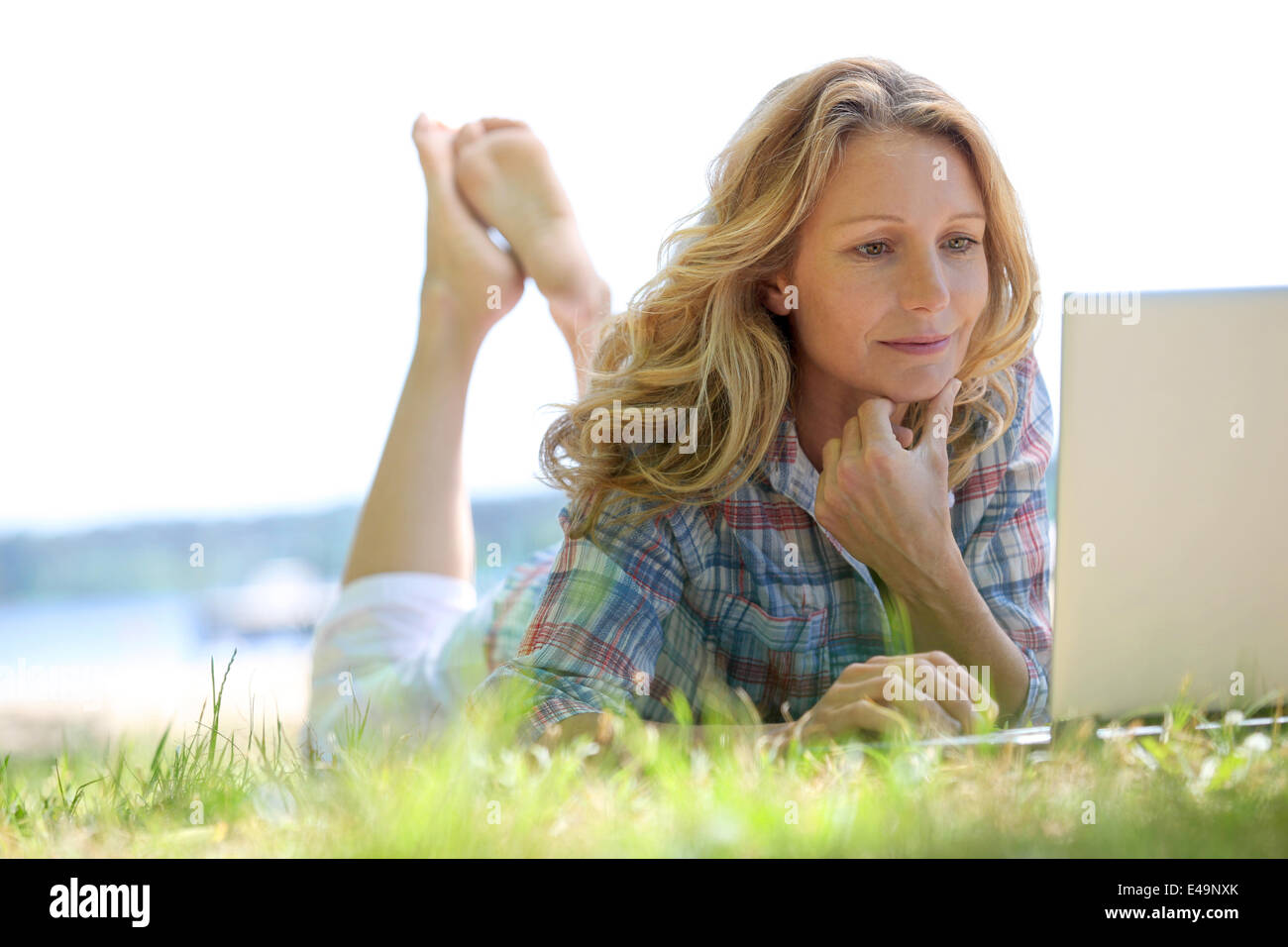 Woman on laptop outside Stock Photo - Alamy