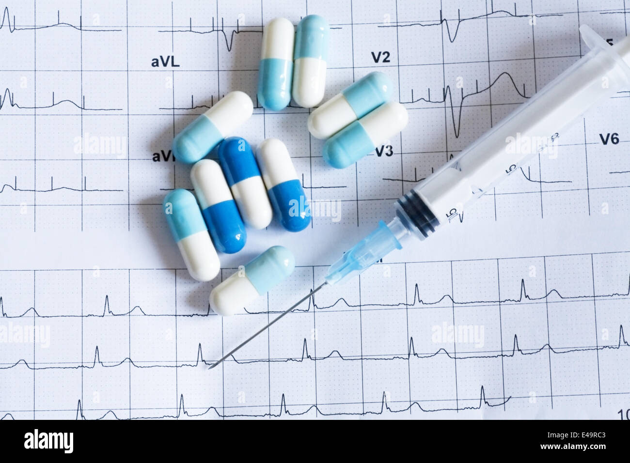 Syringe and tablets Stock Photo - Alamy