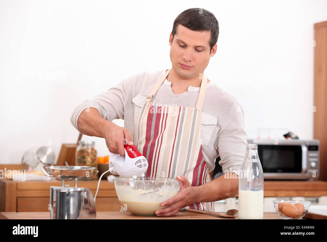 Young man preparing a cake Stock Photo - Alamy