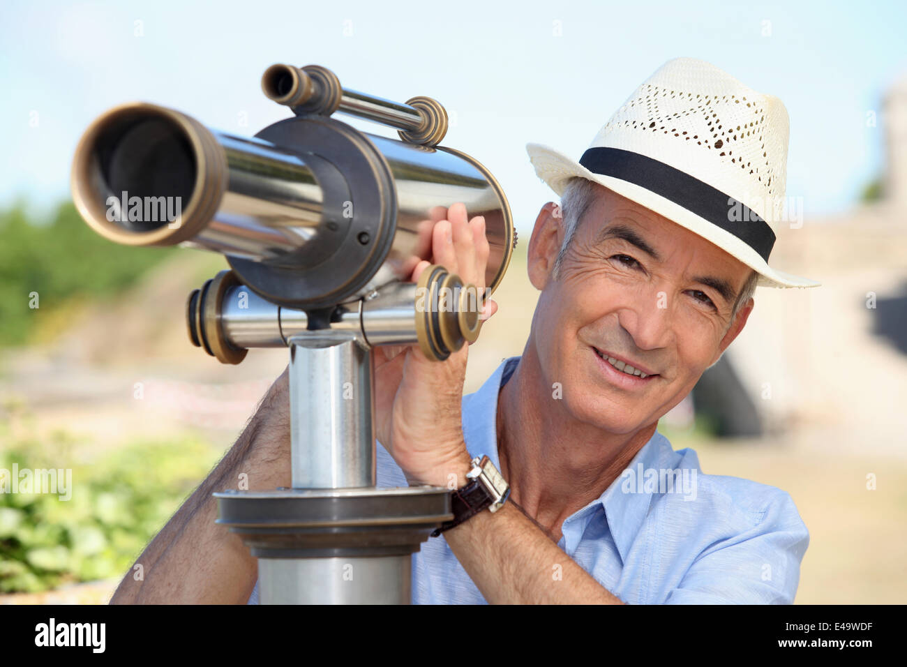 Man looking into a tower viewer Stock Photo - Alamy