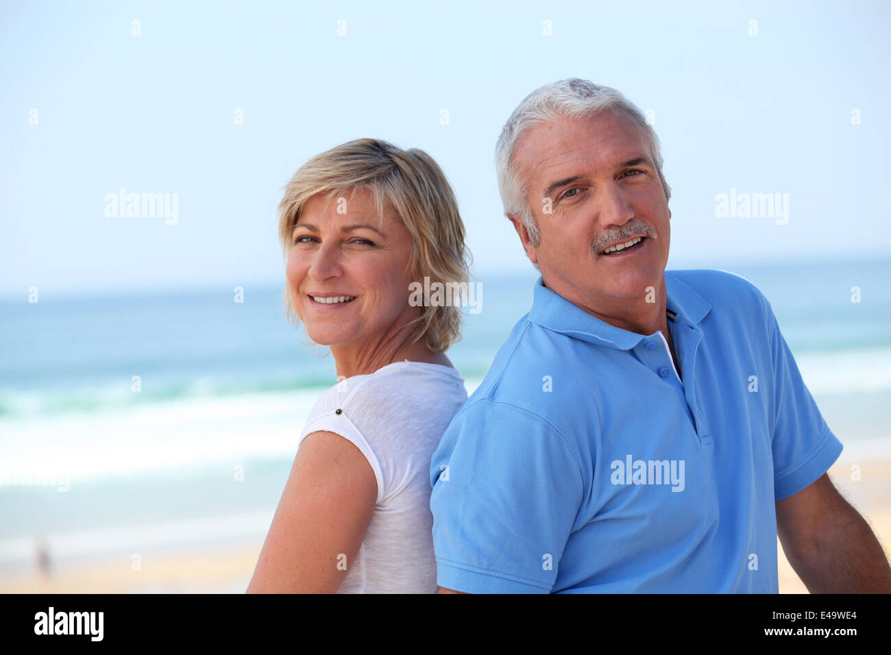 Older couple embrace sea hi-res stock photography and images - Alamy